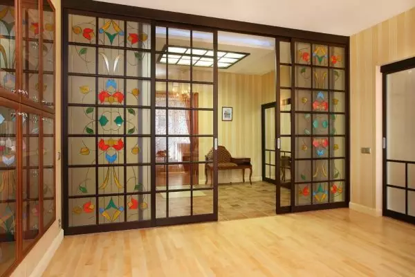 Sliding door na may stained glass.