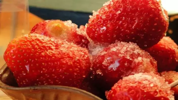 Strawberry hauv Sakhar.