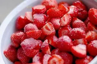 Haché sur un morceau de fraise avec du sucre
