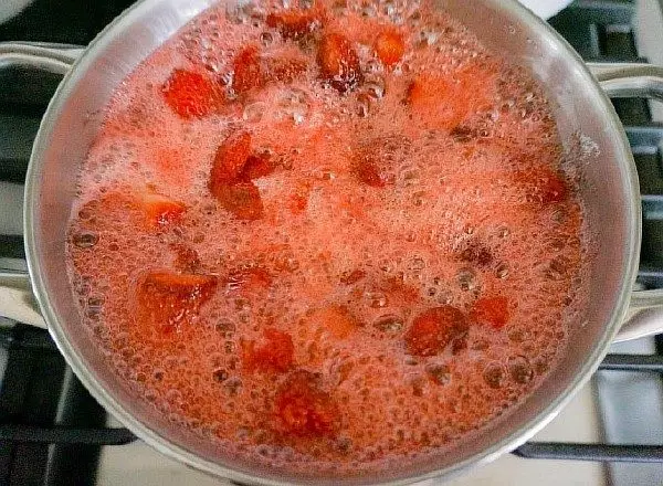 Boiling strawberry chivimbo