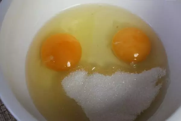 Јајца и шеќер во сад