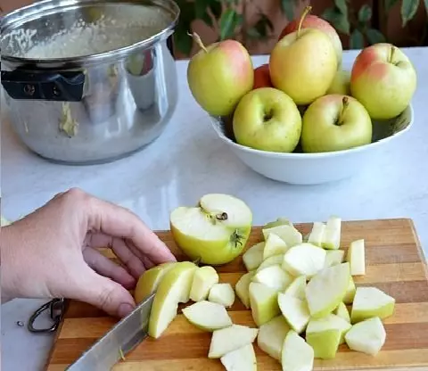 Μήλα ολόκληρα και κομμένα σε φέτες