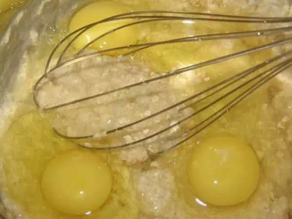 Šlehání klínem vejců