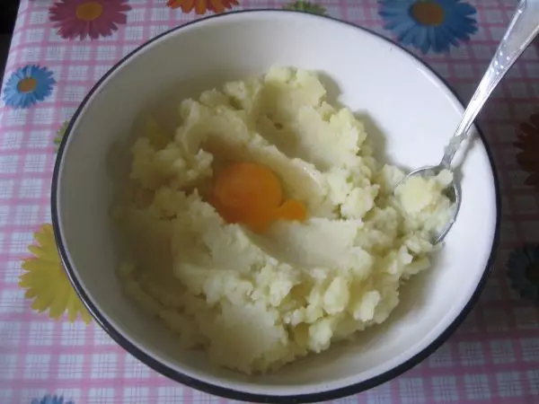 Puré de pataca e ovo nunha tixela