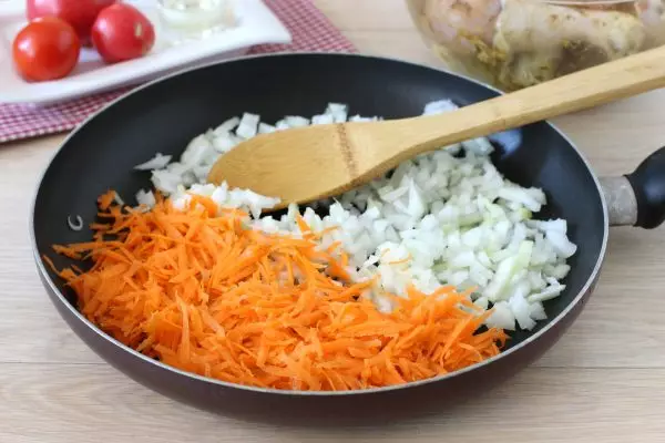 Karotten und Zwiebeln in einer Pfanne