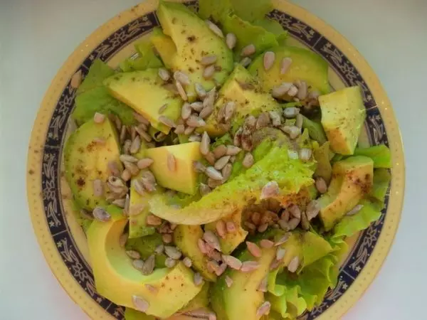 Salát z avokádových a slunečnicových semen na talíři