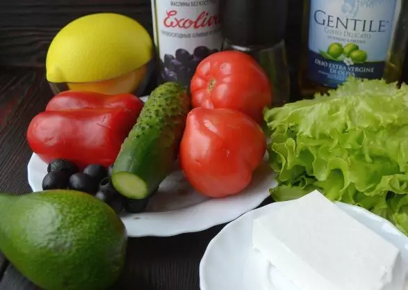 Prodotti per cucinare insalata di avocado, verdure e formaggio feta