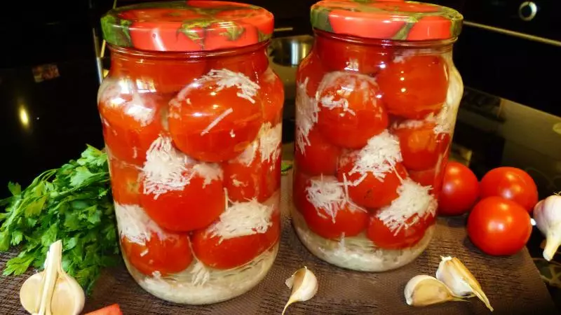 Tomat di bawah salju dengan bawang putih untuk musim dingin: resep klasik dengan foto dan video