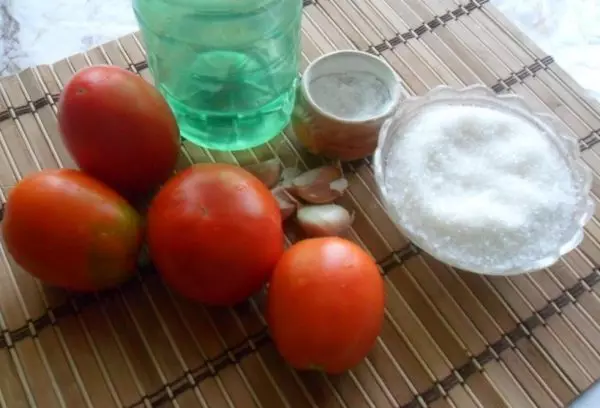 Produkte für Billet-Tomaten mit Knoblauch für den Winter
