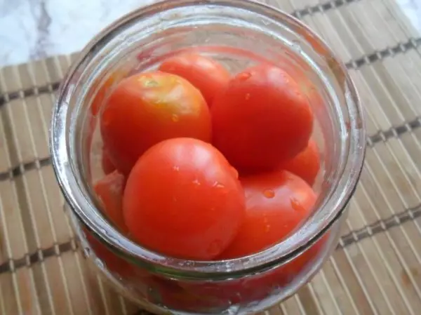 Małe pomidory w szklanym słoju