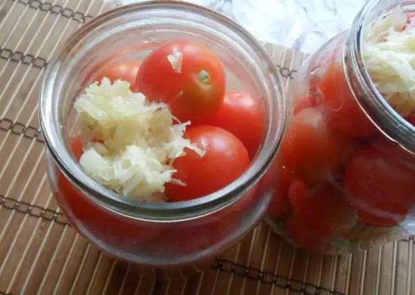 Tomatoes with chopped garlic in a bank