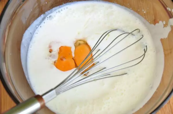 雞蛋用牛奶鞭打