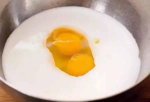 Kefir i jaja u posudi