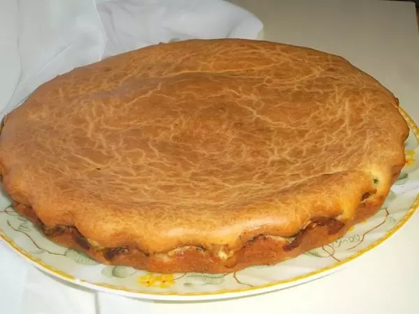 Bay cake sa usa ka dako nga plato