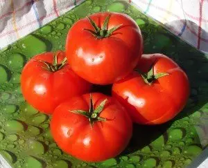 Wéi een op Tomaten korrekt an engem Zreehouse an Outdoor Buedem ze packen (Video, Foto, Schema), wéi eng variéiert net 79_5
