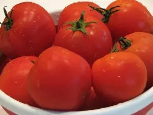 گرین ہاؤس اور بیرونی مٹی (ویڈیو، تصویر، سکیم) میں ٹماٹر کو درست طریقے سے پیکنگ کرنے کے لئے، جس کی قسمیں اقدامات کی ضرورت نہیں ہے 79_9