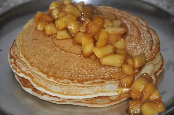 Apples a cikin zuma akan pancakes