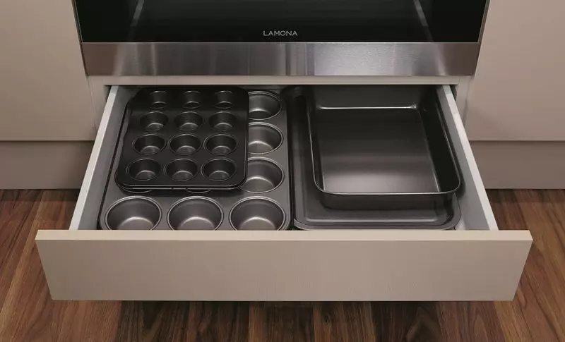 Apakah kotak di bawah oven di dapur: Adakah mungkin untuk menyimpan hidangan di dalamnya