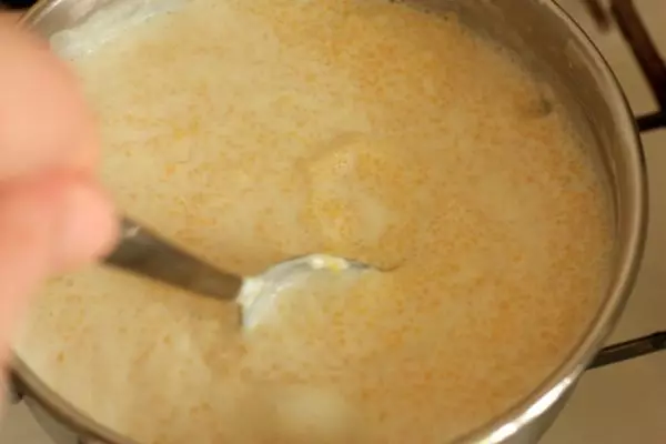 Stirring મકાઈ porridge