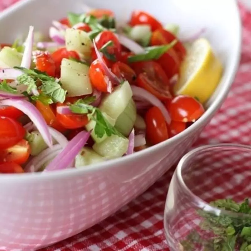Salad musim panas dari timun dan tomato