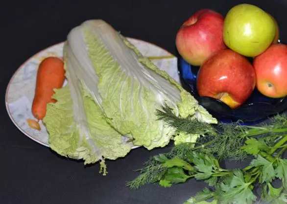 Salada de repolho de Pequim produtos de cozinha com maçã e cenoura na mesa