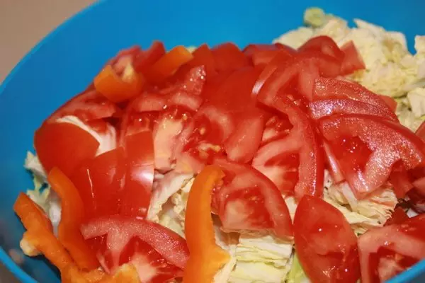 Repolho de Pequim, pimenta búlgara e tomates para salada no tanque azul