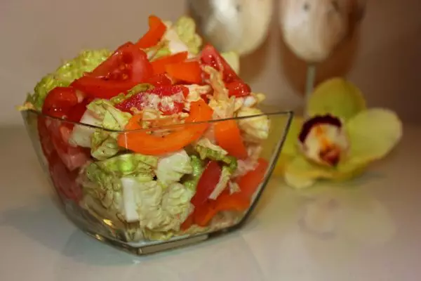 Salad kol byijing sareng sayuran dina mangkuk salad gelas leutik dina méja