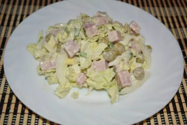 Beijing koolsalade met ertjies en ham in 'n broeiplekplaat