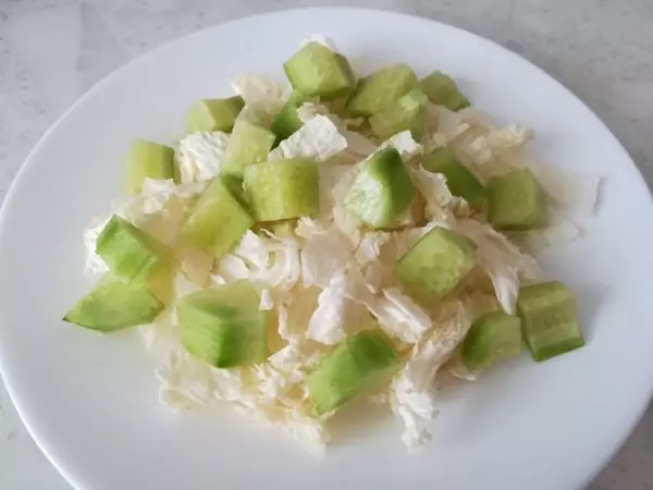 Beijing repolyo ug hiwa sa lab-as nga pepino sa plato