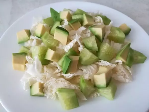 Couve de Pequim, pepino fresco e abacate pálido para salada