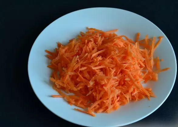 एक प्लेट वर curriched carrots