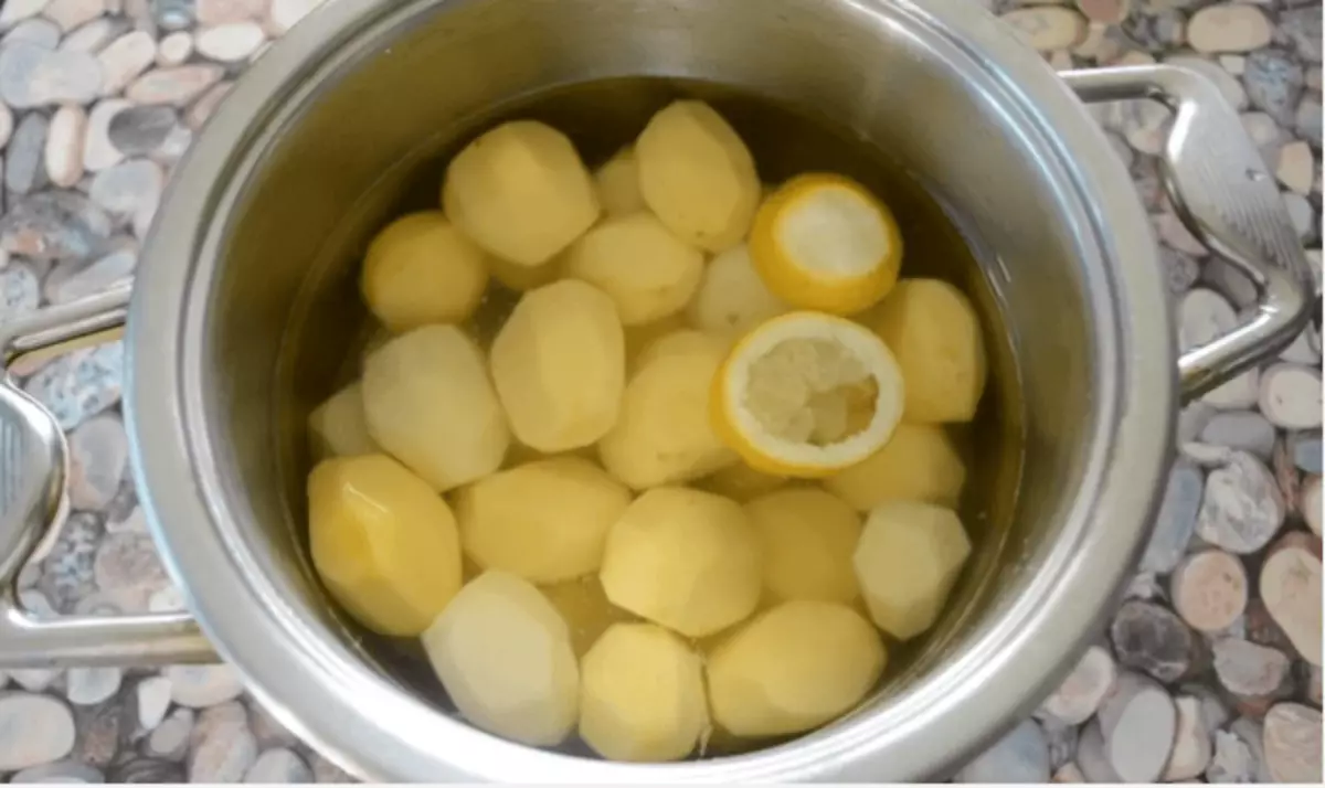 純淨的土豆儲存在冷水中