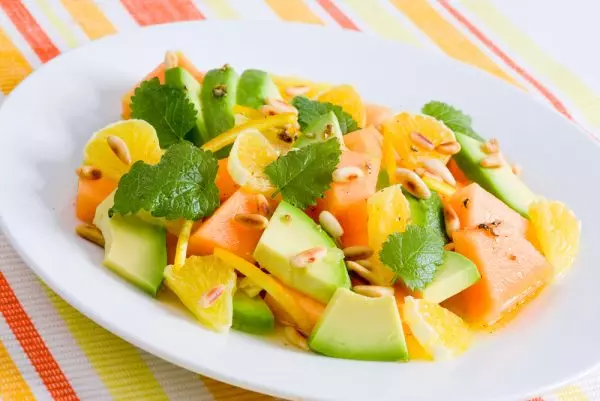 Salad buah dengan alpukat