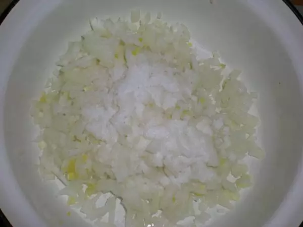 Gerinda bawang dengan garam dalam mangkuk