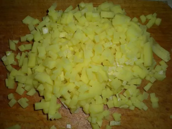 קצוץ עם קוביות קטנות תפוחי אדמה גלם