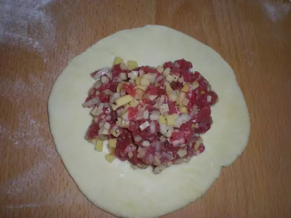 Подготовка на тесто со сурово месо, компири и кромид