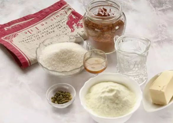 ผลิตภัณฑ์สำหรับการทำอาหารขนมหวานโฮมเมดที่ทำจากนมและโกโก้บนโต๊ะ