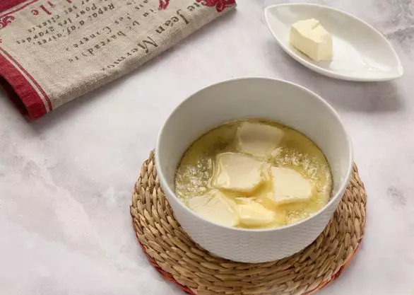 切片在一个碗的黄油用糖糖浆