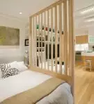 Soba s drvenom pregradom