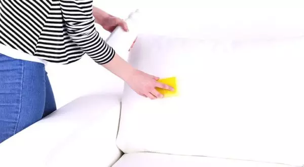 Hohe Lappenhandtücher wischt ein weißes Sofa aus