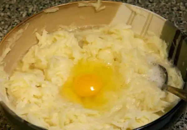 Įvadas kiaušiniai į išlenktas bulves