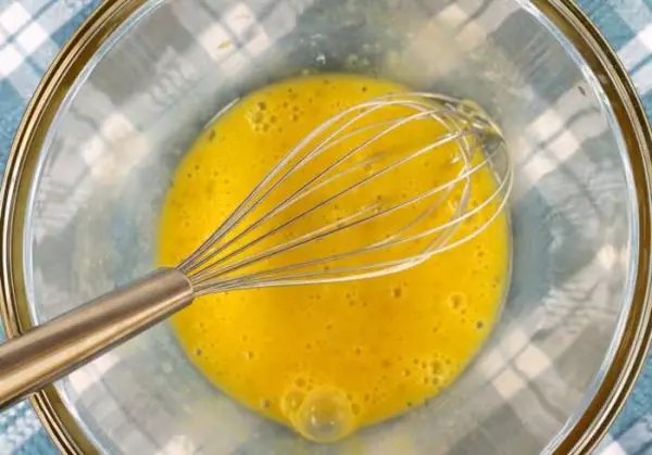 مکھن اور نمک کے ساتھ انڈے