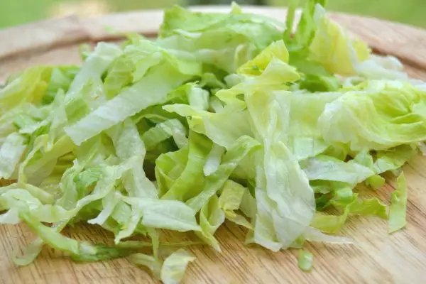 Heerlijke en eenvoudige kipfilet salades: stap-voor-stap recepten met champignons, maïs, koreaanse wortelen, selderij, champignons, foto's 866_4