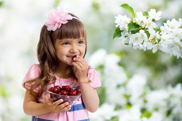 Stelpa borðar Cherry.