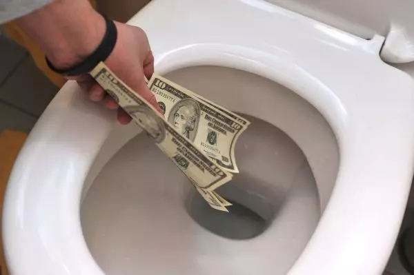 お金はトイレで洗われます
