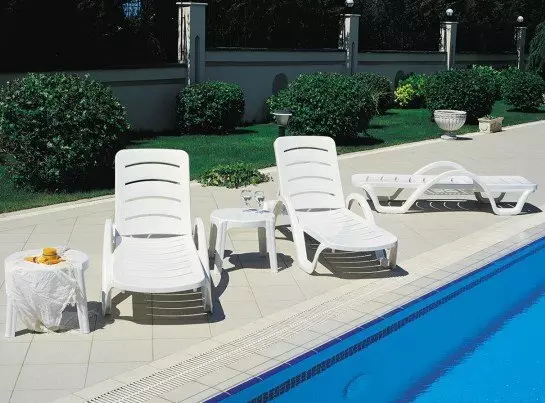 Plastika chaise lounges