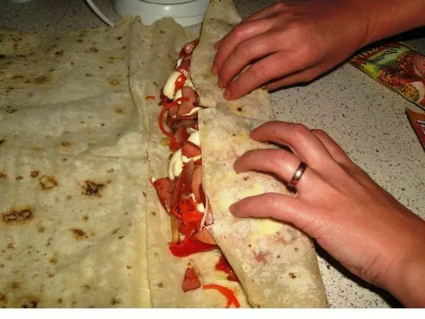 Kif issajjar Homely Chicken Shawarma - riċetta bi faqqiegħ, ġobon, karrotti Koreani, eċċ., Fi panel u pancake, ritratt u vidjo
