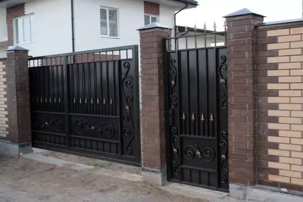 Portão com decoração forjada