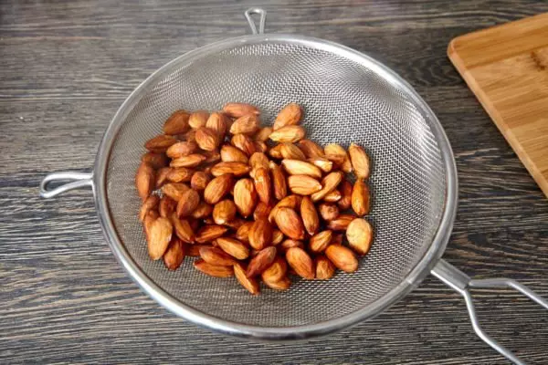 Almond berdaun di saringan