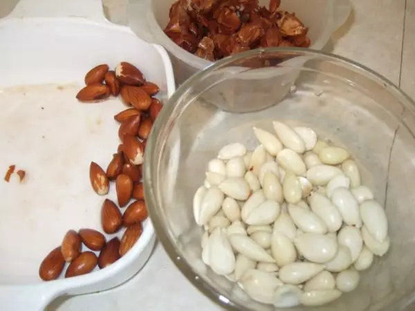 Crude and peeled almonds